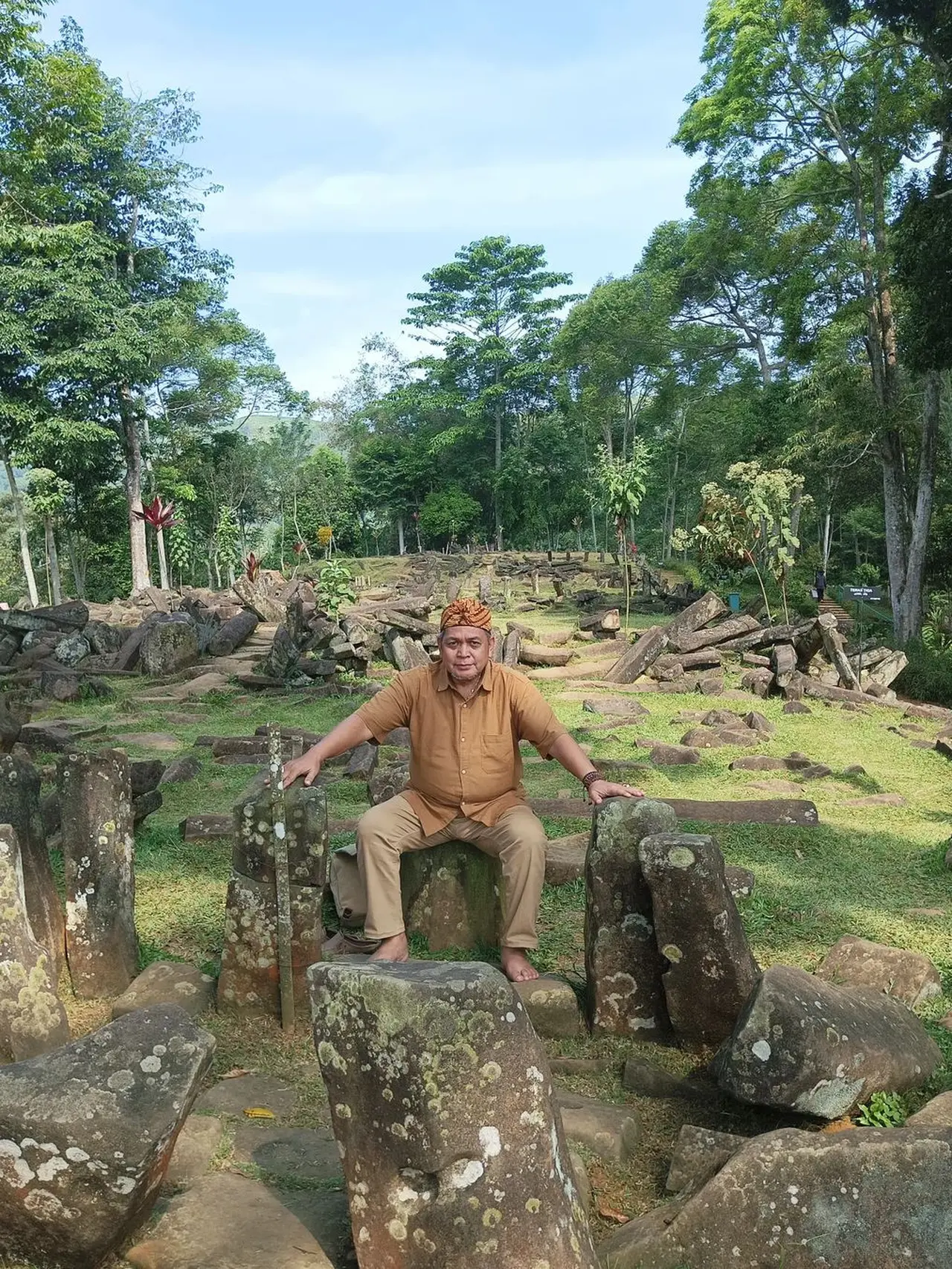 7 Potret Terbaru Unang Bagito, 15 Tahun Buka Jasa Pengobatan Non Medis ...