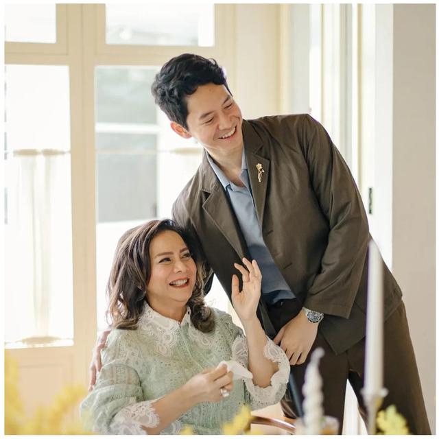 7 Potret Penampilan Awet Muda Addie MS dan Memes di Momen Lamaran ...