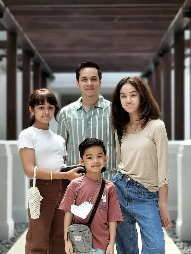 Jarang Tersorot, Ini 6 Potret Rionaldo Stockhorst dan Putri Sulung yang Disebut Kakak Beradik ...