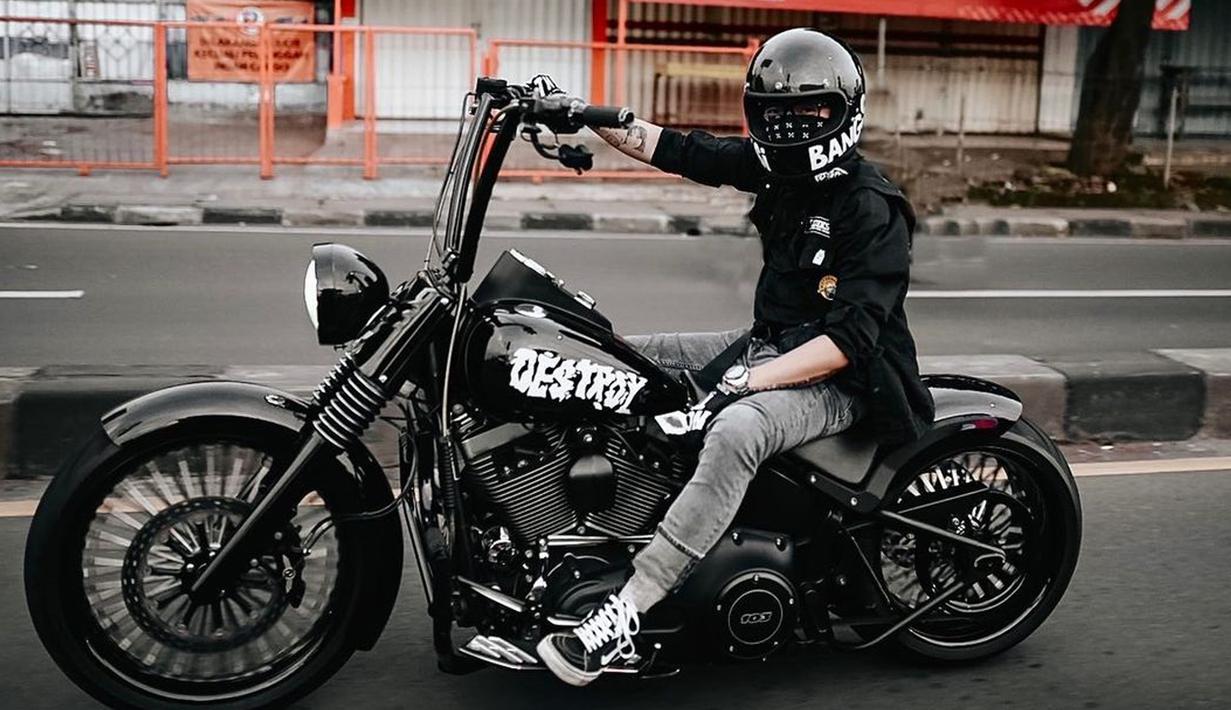 FOTO: 6 Gaya Desta Naik Motor Gede, Garang Abis - Foto Liputan6.com