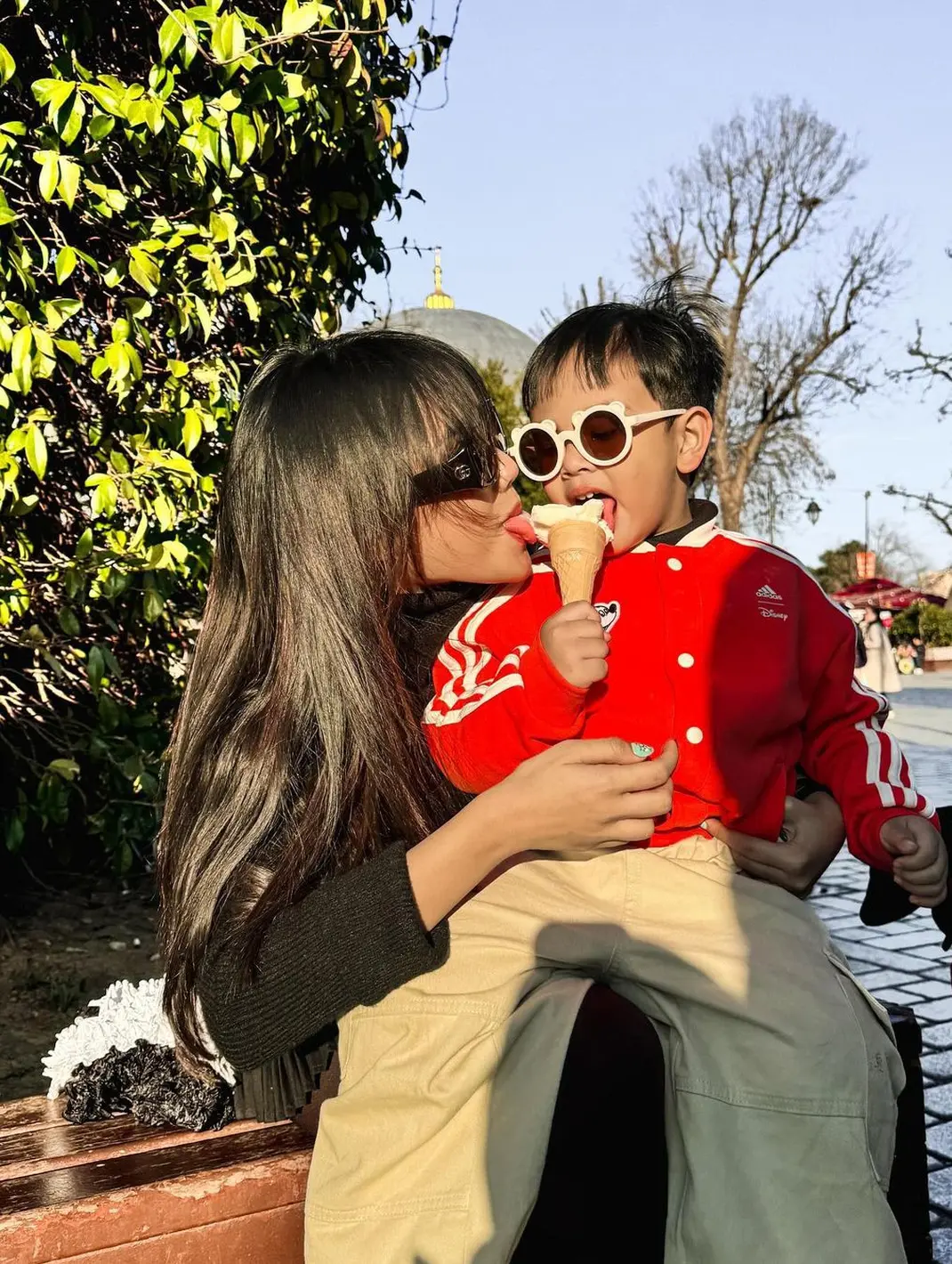 6 Gaya On Point Fuji Utami Saat Liburan, Tebar Pesona Mahal dengan ...