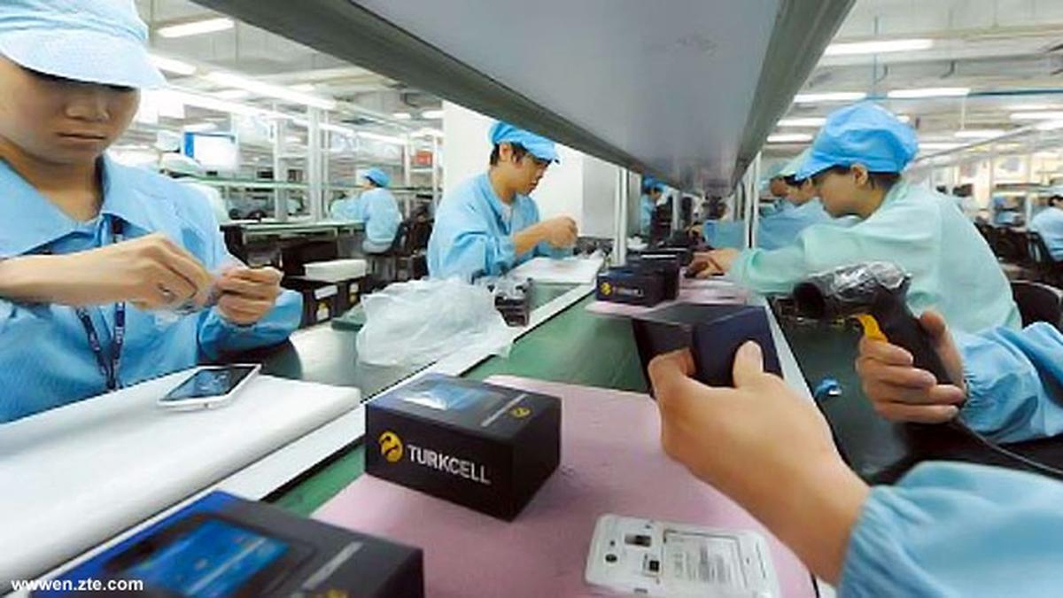 China Jadi Negara Produsen Smartphone Terbesar di Dunia - Tekno ...