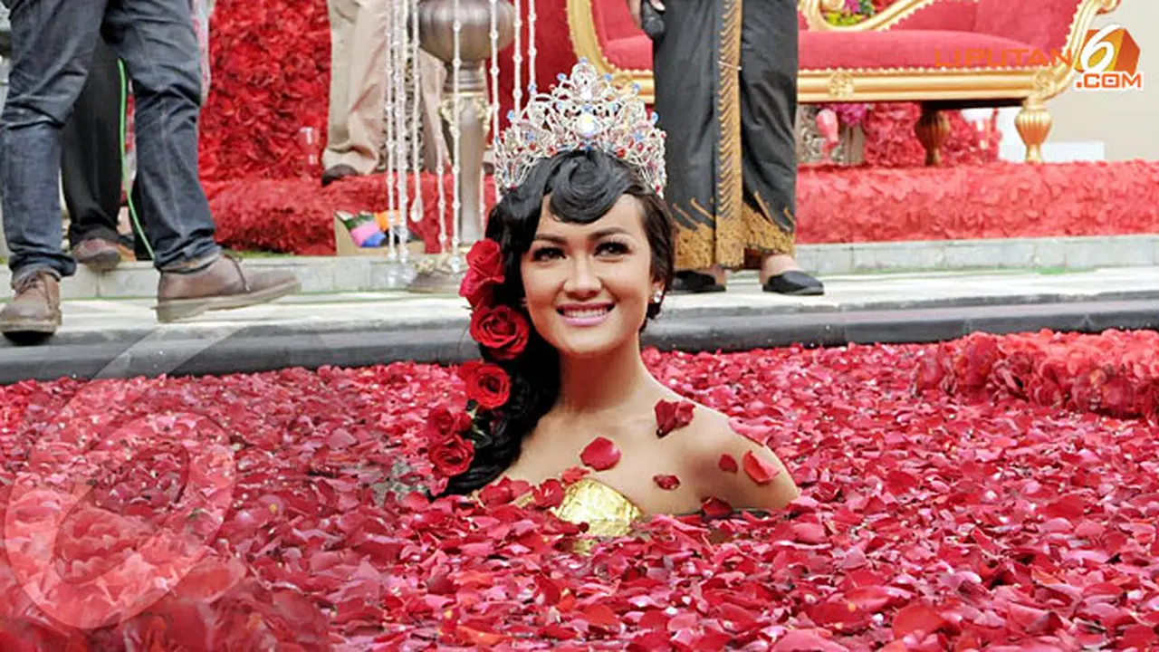 Mandi Kembang, Jupe Habiskan 25 Kilogram Mawar Merah - ShowBiz Liputan6.com