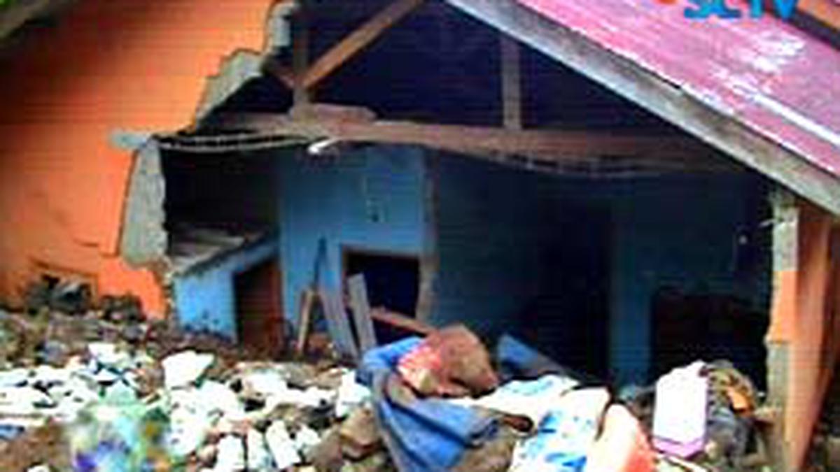 Puing-Puing Puluhan Rumah Korban Longsor Dibersihkan