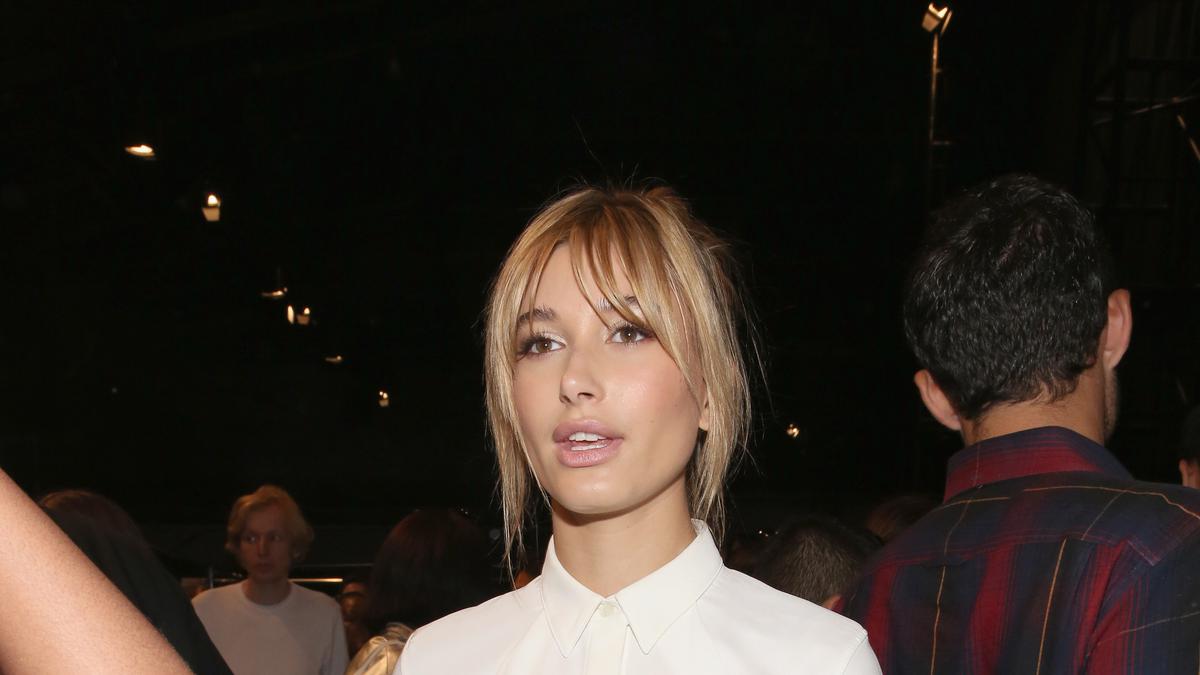 Hailey Baldwin Tanggapi Isu Pacaran dengan Luke Hemmings ...