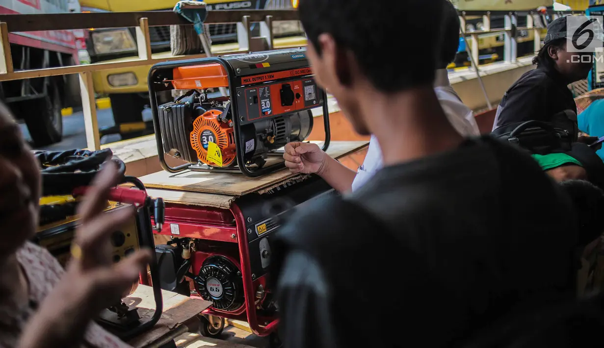 FOTO: Imbas Mati Listrik, Toko Genset di Glodok Diserbu Warga - Foto ...