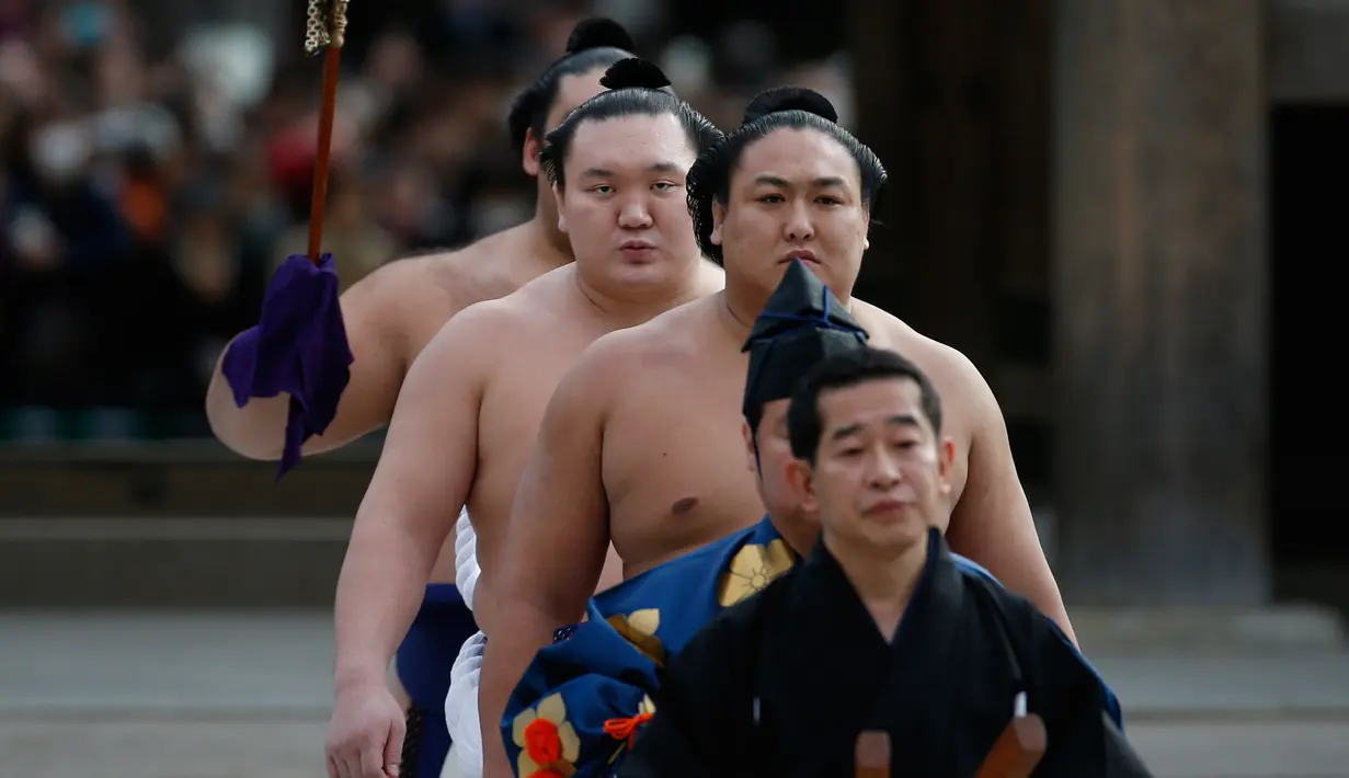 Juara Sumo Yokozuna Hakuho Lakukan Atraksi di Kuil Meiji - Foto ...