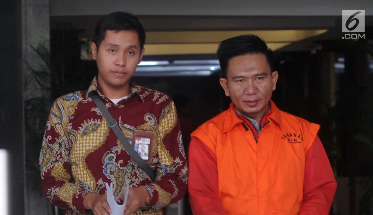 FOTO: Ekspresi Sekretaris Dinas PUPR Mesuji Usai Diperiksa KPK - Foto Liputan6.com