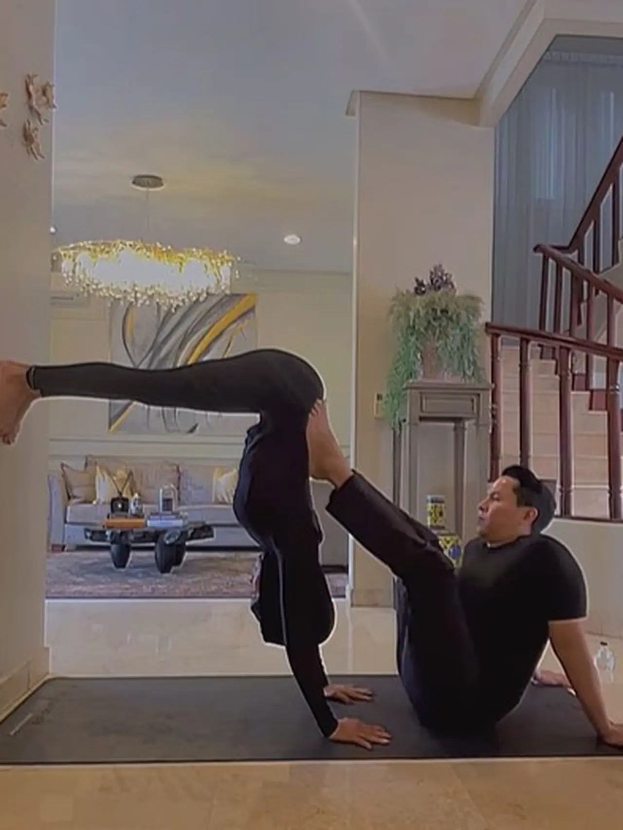 Olla Ramlan Lakukan Yoga, Posenya Bikin Takjub