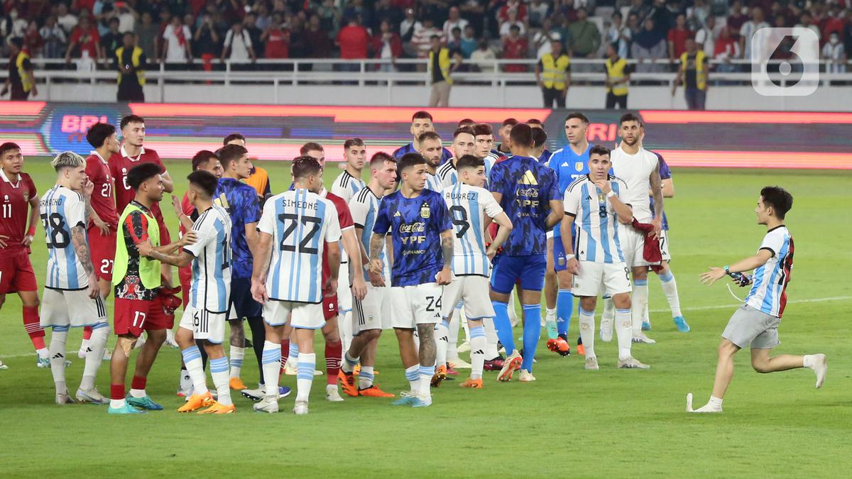 Aksi Penyusup Masuk Lapangan Usai Laga Indonesia Vs Argentina di SUGBK - Foto Liputan6.com