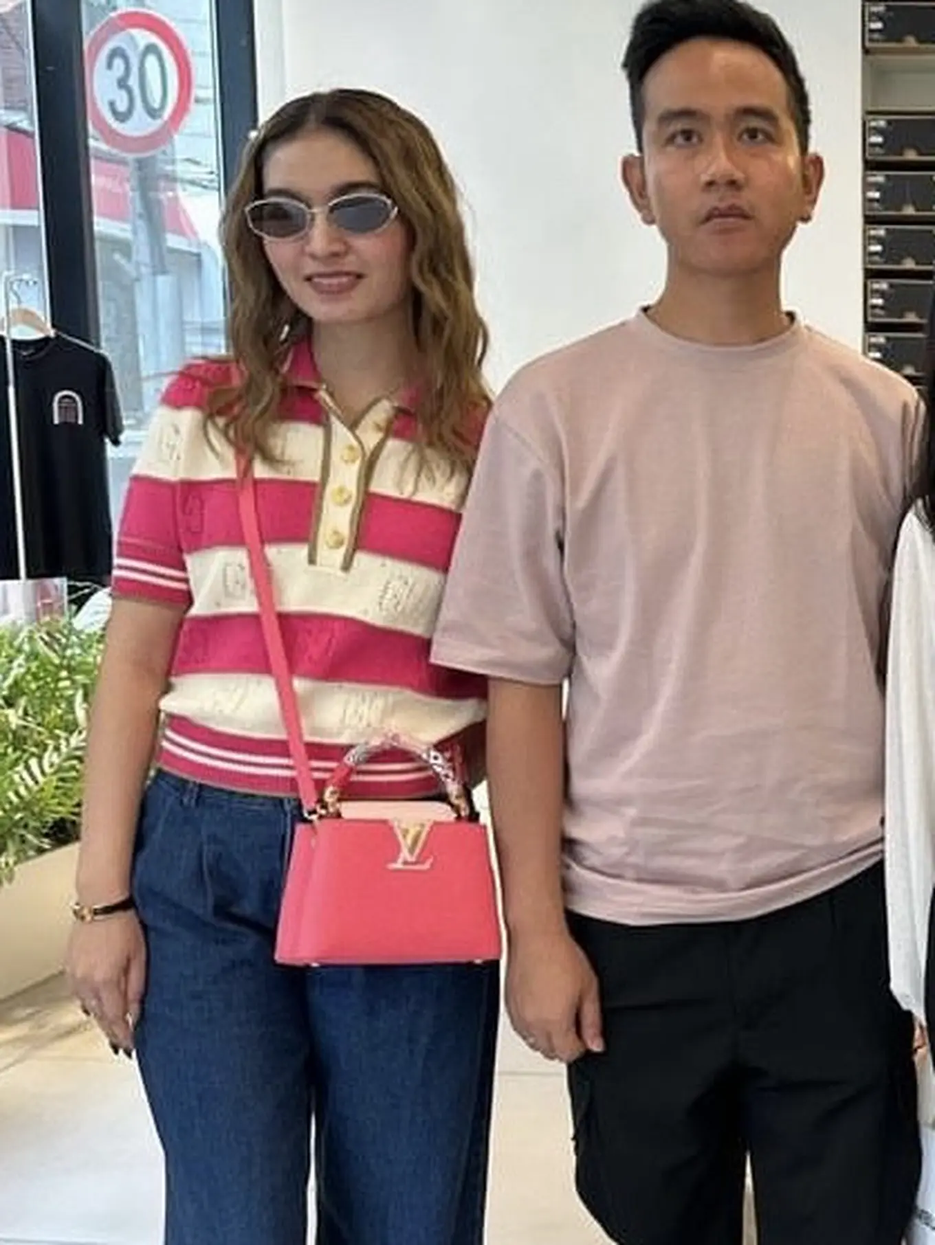 Gaya Stylish Selvi Ananda di Korea Selatan, Kenakan Kacamata Hitam ...