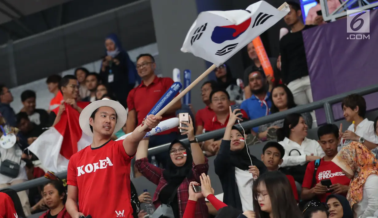 FOTO: Aksi Suporter Dukung Kedua Tim Bola Voli Putra - Foto Liputan6.com