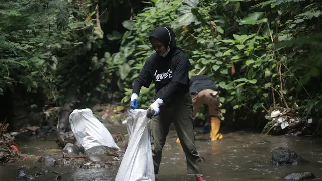 Aksi Bersih-Bersih Sungai Cipaganti Sambut World Cleanup Day 2022 - Lifestyle Liputan6.com