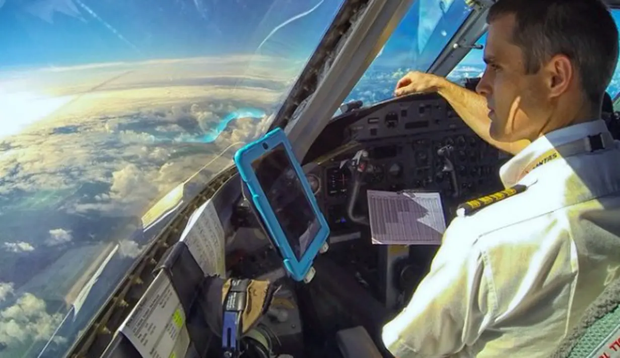 Pilot Ganteng Ini Hidupnya Bikin Iri Banyak Orang - Photo Fimela.com