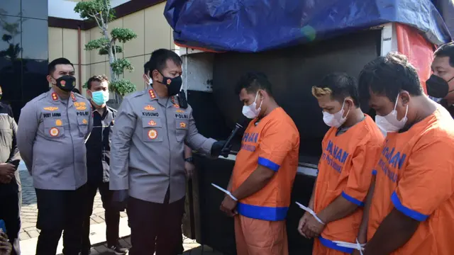 Polisi Bekuk 3 Pelaku Penyimpangan BBM di Sidoarjo, Truk Modifikasi Ikut Diamankan - Surabaya ...