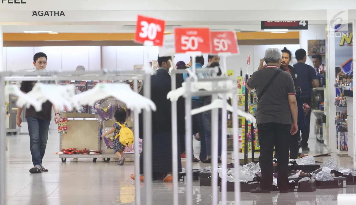PHOTO: Ada Diskon Besar-Besaran, Pengunjung Serbu Lotus Department ...