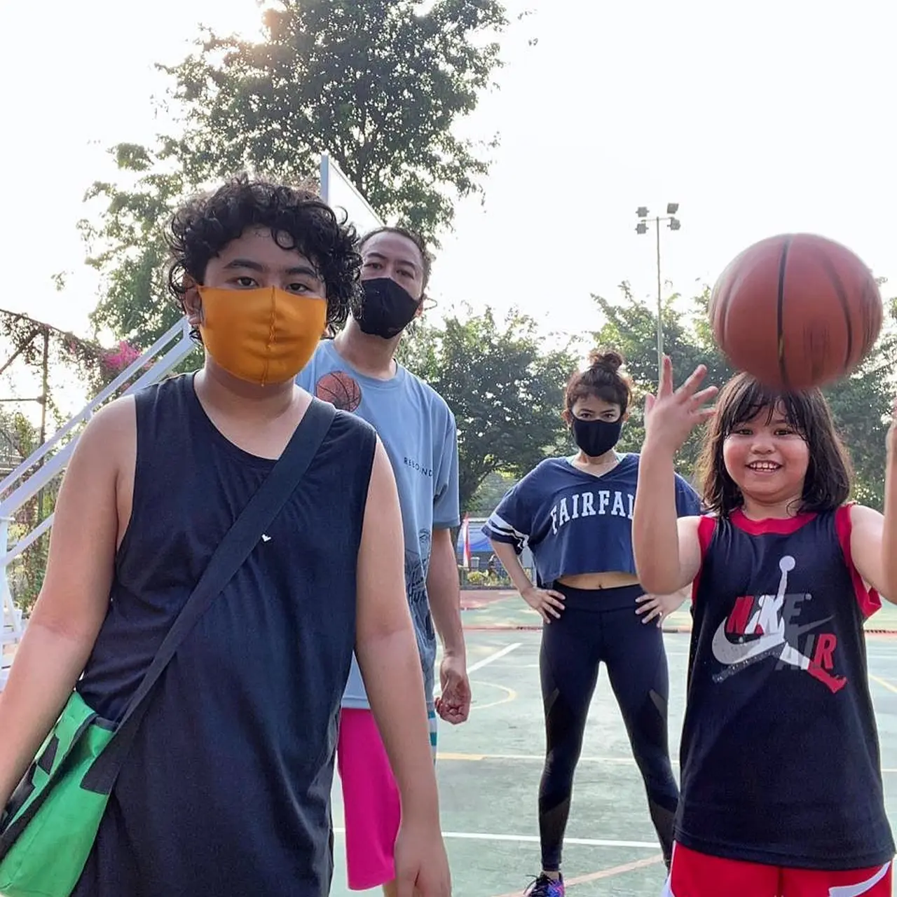 6 Potret Harmonis Keluarga Pandji Pragiwaksono dan Gamila Arief yang ...