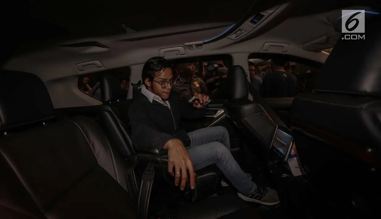 PHOTO: Usai Diperiksa KPK, Putra Sulung Setya Novanto Diam Membisu - Foto Liputan6.com