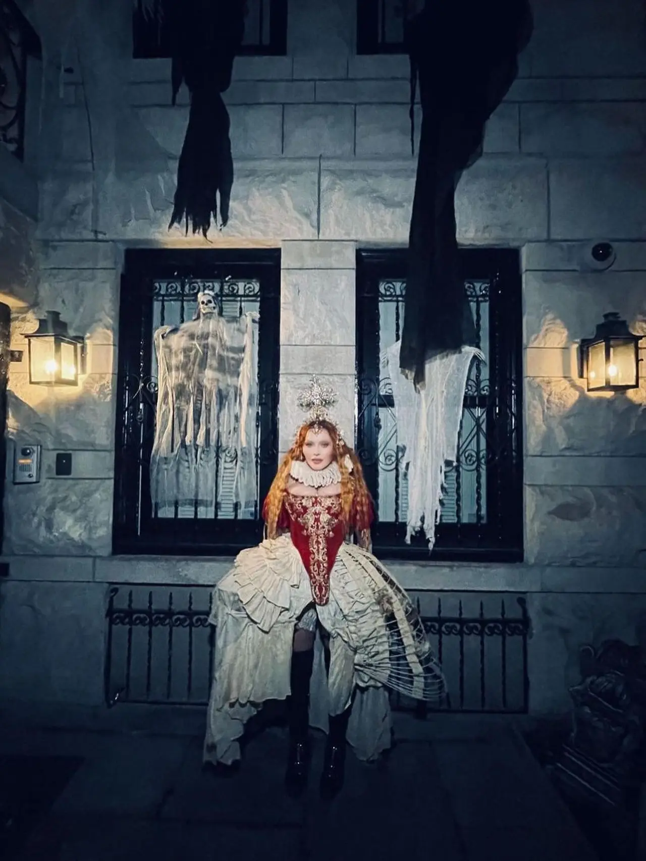 Madona Pakai Headpiece Halloween dengan Sentuhan Indonesia Karya ...