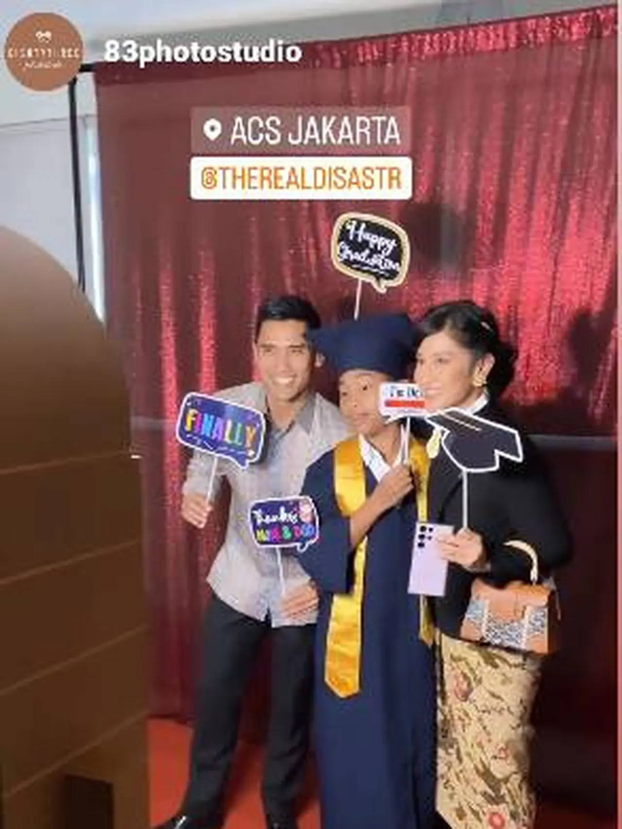 Tampil Menawan, Ini 7 Potret Dian Sastrowardoyo dalam Acara Kelulusan ...