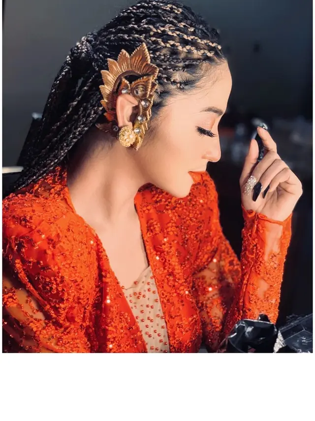 6 Gaya Rambut Dewi Perssik, Terbaru Cornrow yang Curi Perhatian - Hot ...