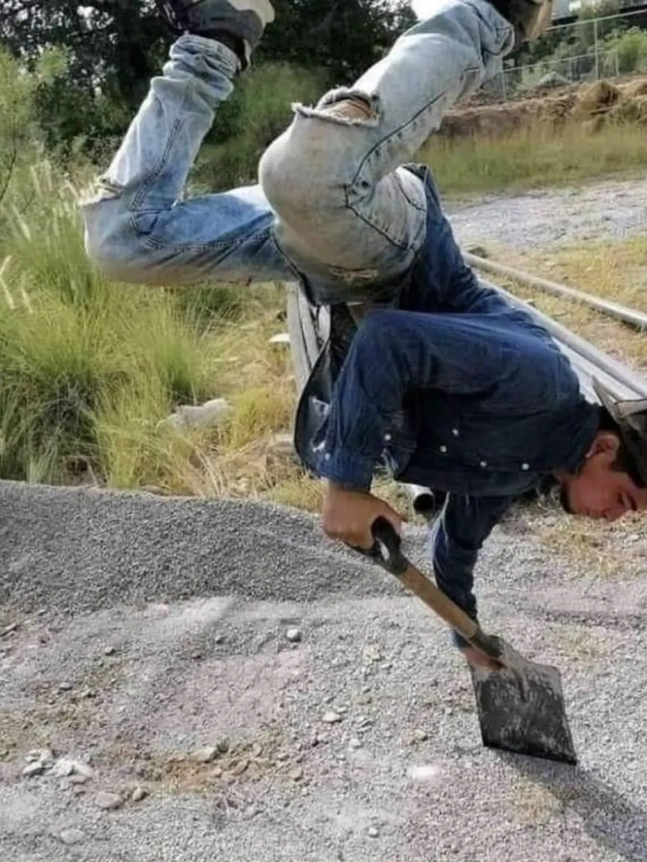 6 Pose Foto Kuli Bangunan Ini Narsis Abis, Percaya Diri Maksimal - Hot ...