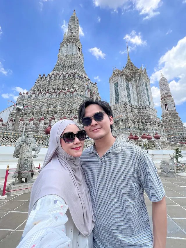 7 Potret Baby Moon Anisa Rahma ke Thailand, Seru Kunjungi Wat Arun ...