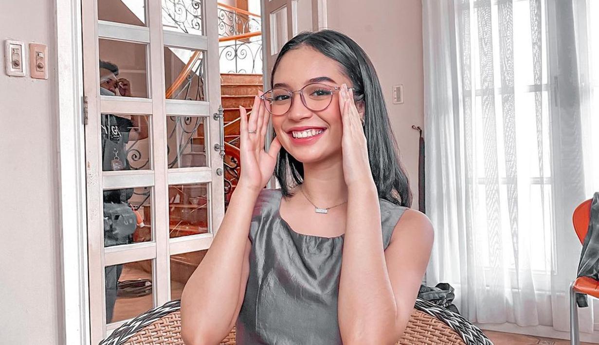 FOTO: Gaya Asha Assuncao Pakai Kacamata, Curi Perhatian - Foto Liputan6.com