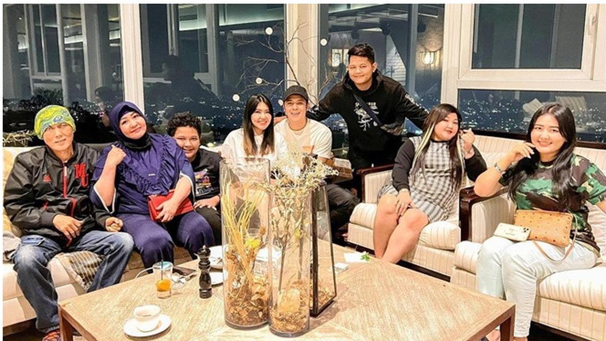 Curhat Sulitnya Jadi Anak Pertama, Ini 6 Potret Via Vallen dan Keluarga - Hot Liputan6.com