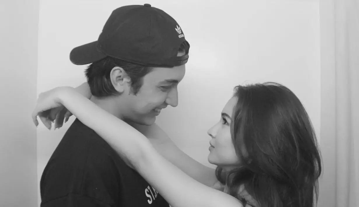 Potret Anniversary Pertama Sandrinna Michelle dan Junior Roberts ...