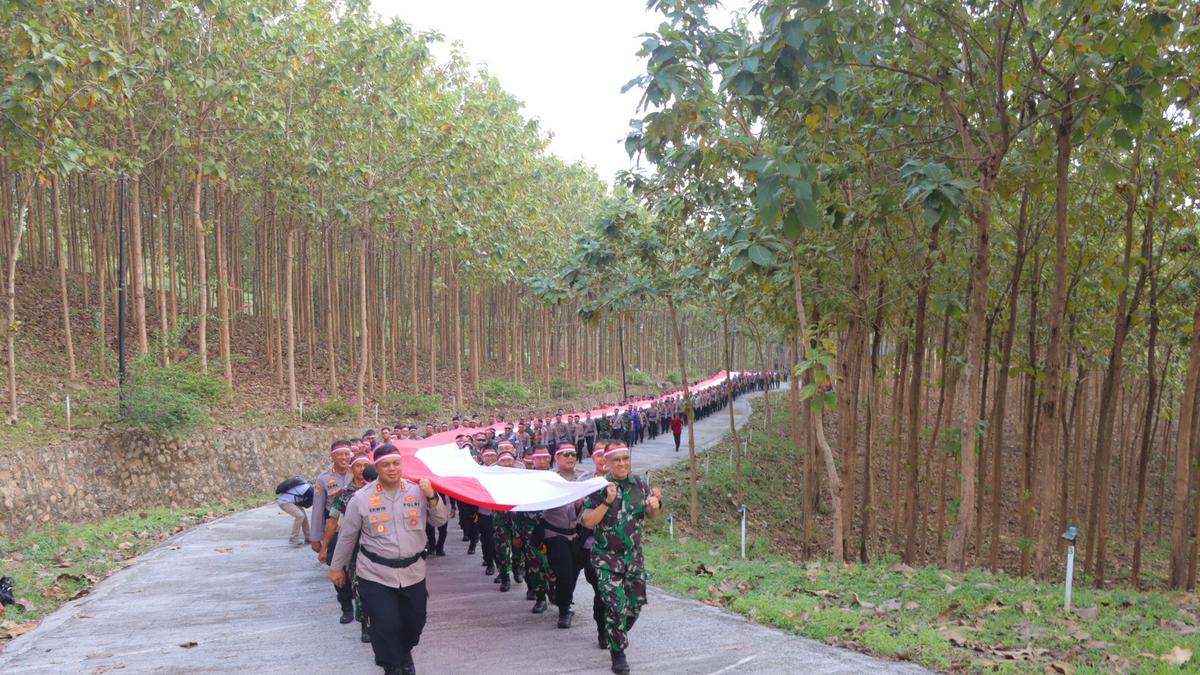 Cerita 200 Personel Gabungan TNI-Polri Kibarkan Bendera Merah Putih 79 Meter di Bandar Lampung ...