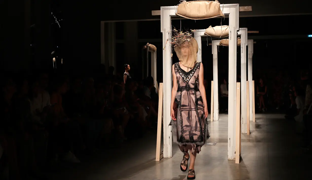 FOTO: Kreasi Tumbuhan di Topi Model Milan Fashion Week - Foto Liputan6.com