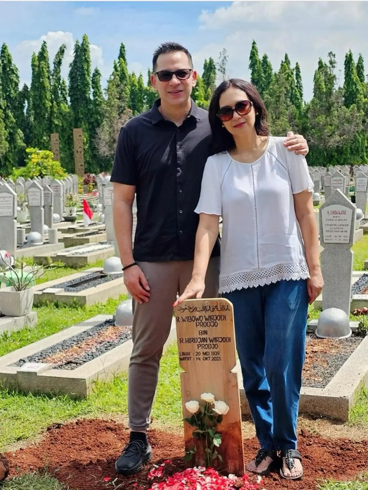 Potret Ira dan Ari Wibowo Nyekar ke Makam sang Ayah, Obati Rasa Rindu - Citizen6 Liputan6.com
