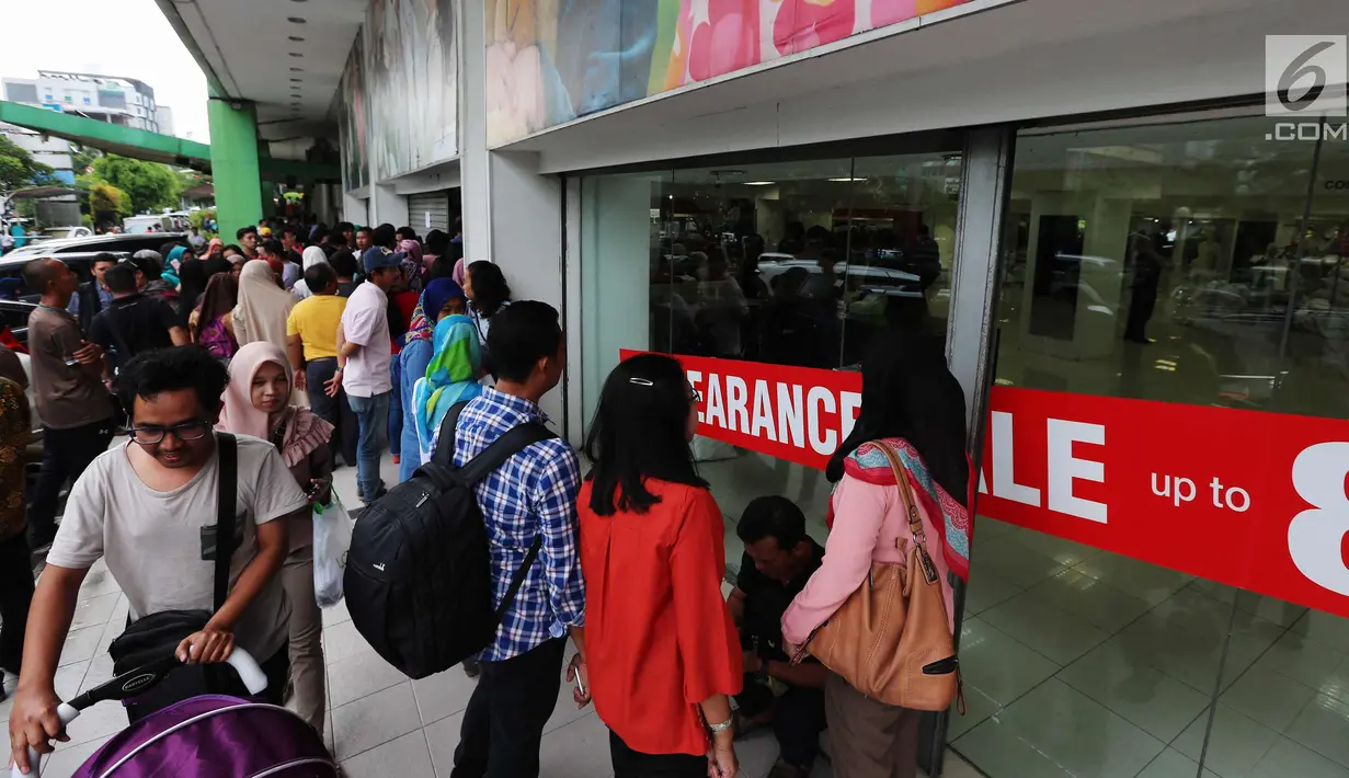 PHOTO: Ada Diskon Besar-Besaran, Pengunjung Serbu Lotus Department ...