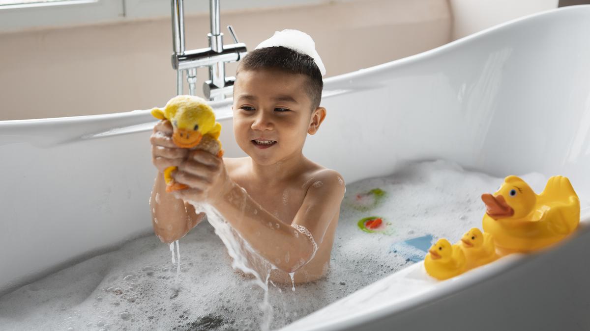 5 Tips Mengajak Si Kecil Mandi tanpa Drama - Parenting Fimela.com