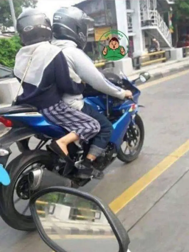 7 Potret Kocak Orang Saat Boncengan Motor Ini Posenya Nyeleneh - Hot Liputan6.com