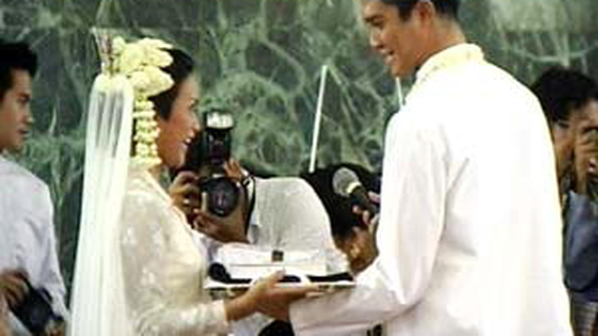 Sarah Sechan Cemberut Saat Menikah