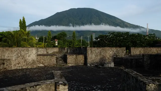 Kisah Gunung Gamalama, Mulai dari Lokasi Makam Suci hingga Jalur ...