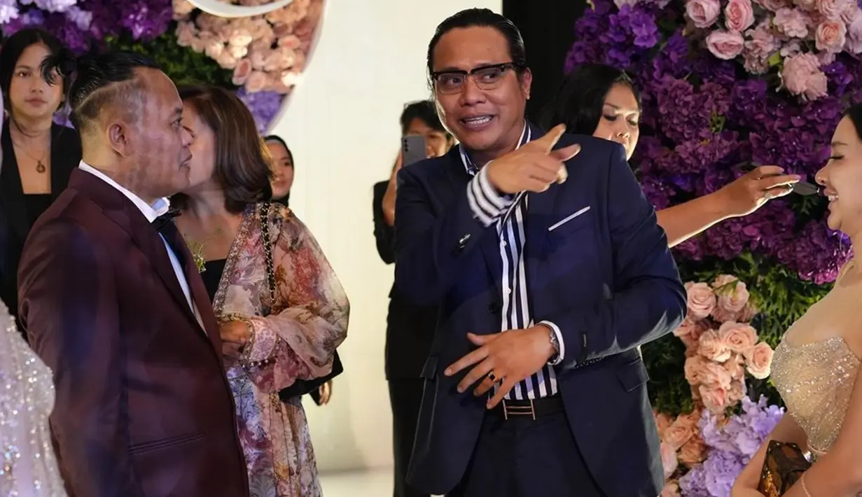 Potret Gofar Hilman Kondangan Gandeng Cupi Cupita ke Pernikahan Rizky ...