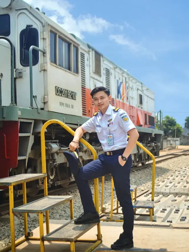 Masinis Eka Purnama Nurdiansyah Jadi Selebgram Kondang, Kini Dipercaya Sebagai Duta Lini Busana ...