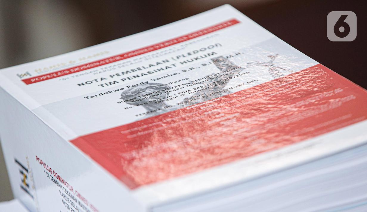 Tumpukan Berkas Pleidoi Ferdy Sambo di Sidang Kasus Pembunuhan Brigadir J - Foto Liputan6.com