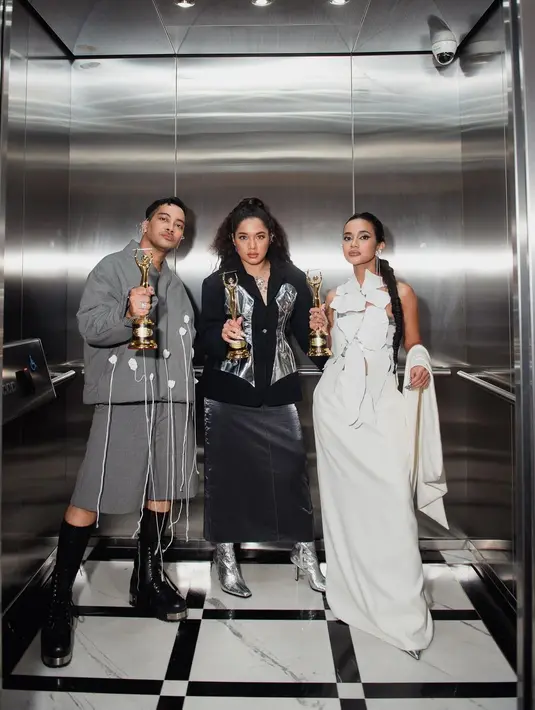 10 Potret Adu Gaya Para Musisi Pemenang yang Borong Piala di AMI Awards 2023, Glamornya ...