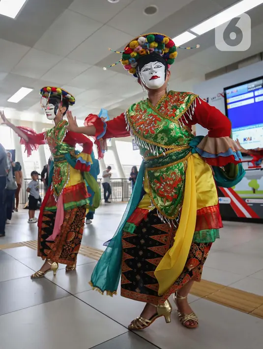 HUT Jakarta ke-497, Tari Topeng Betawi Hibur Pengguna LRT Jabodebek ...