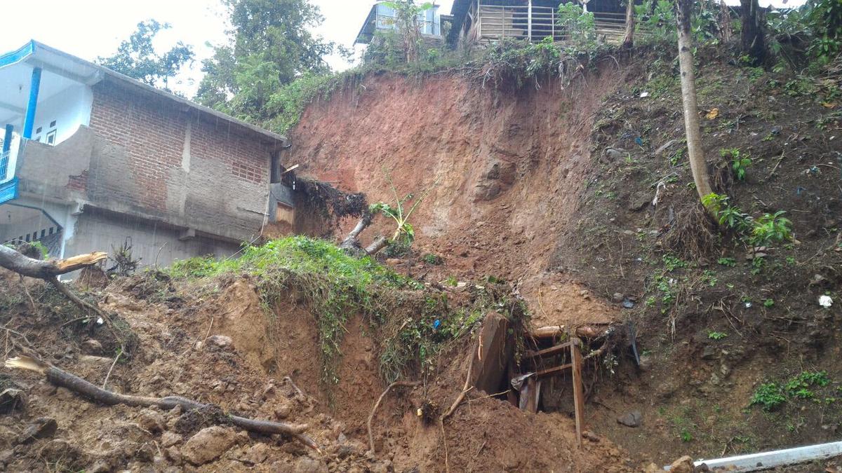Jalur Selatan Garut Terputus Akibat Longsor - News Liputan6.com