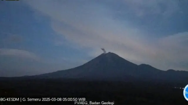 Gunung Semeru Erupsi Lagi, Tinggi Letusan Capai 700 Meter - Regional Liputan6.com