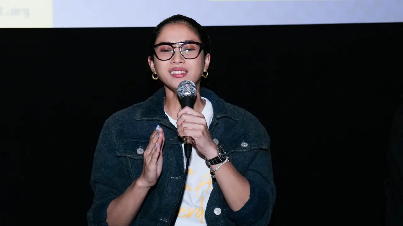 Aghniny Haque Salat Bareng Hanung Bramantyo Demi Peran Santri ...