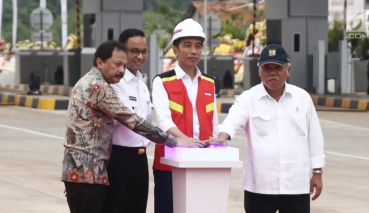 FOTO: Pakai Helm Proyek, Jokowi Resmikan Jalan Tol Depok - Antasari ...