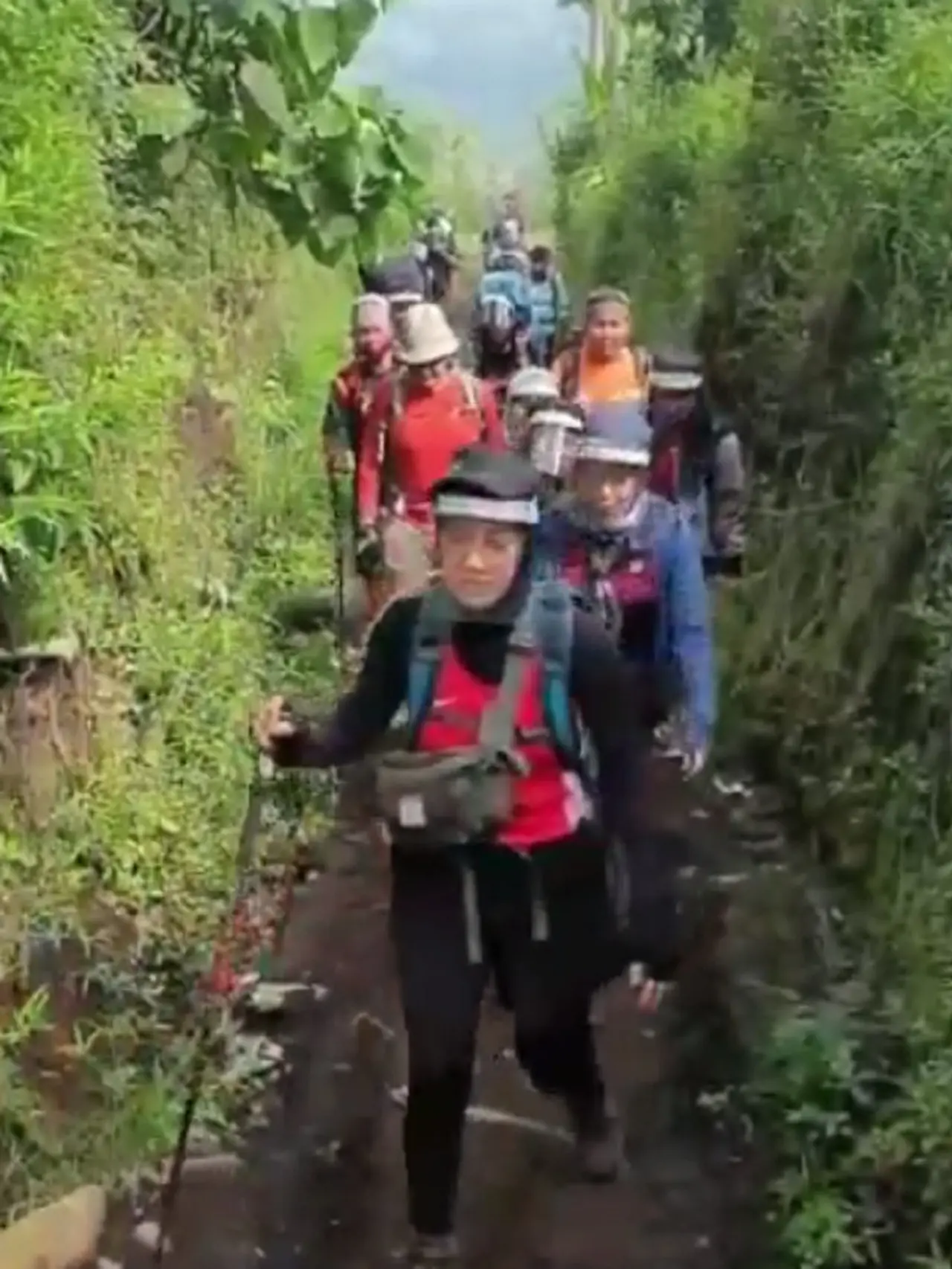 Potret Pendaki Pakai Face Shield Saat Naik Gunung di Era New Normal ...