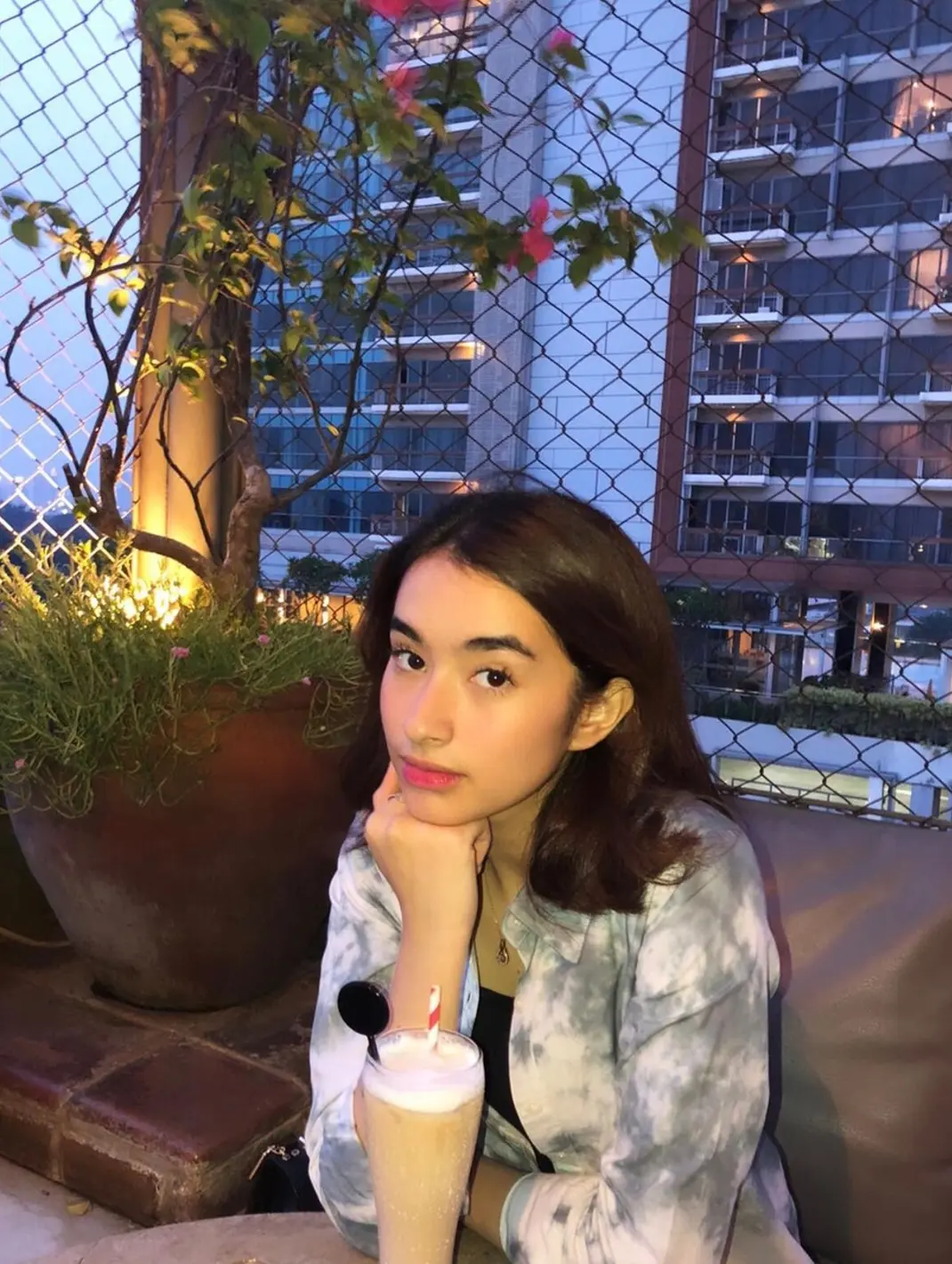 Gaya Nadia Raisya Pose Topang Dagu, Ekspresi Tanpa Senyumnya Curi ...