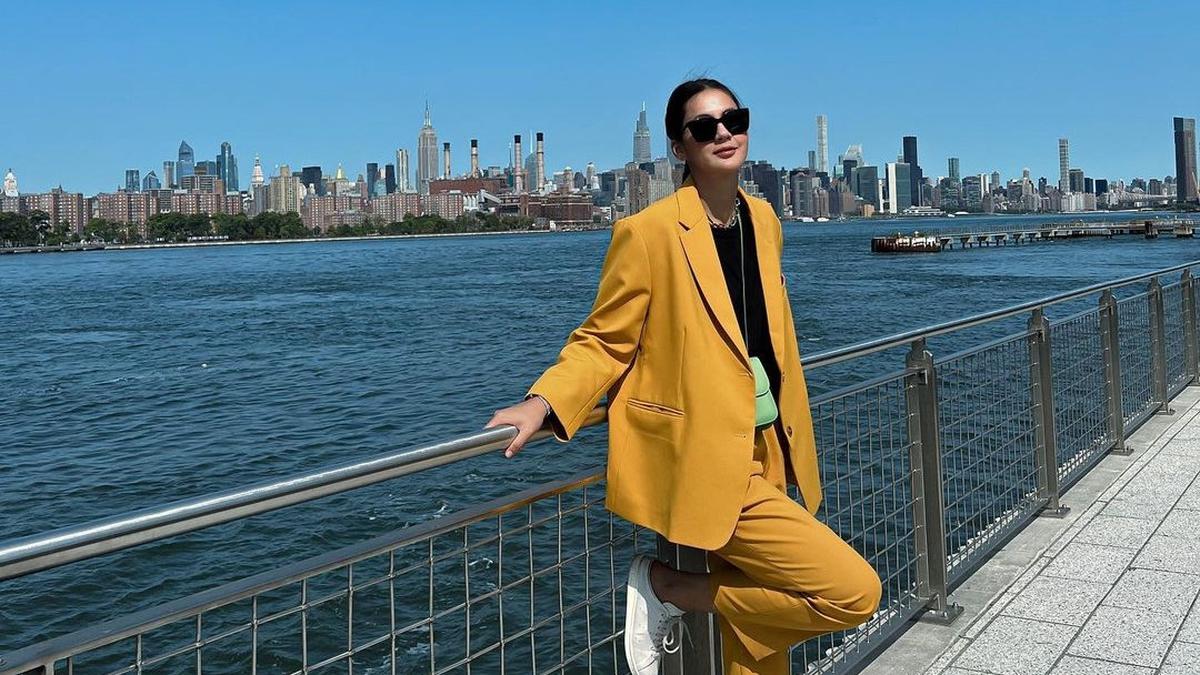 Pose Nyender Paula Verhoeven yang Menawan, Tampil Tinggi Semampai